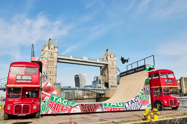 Sky Brown, championne du monde de skateboard, s'envole au-dessus de Tower Bridge | TAG Heuer ...